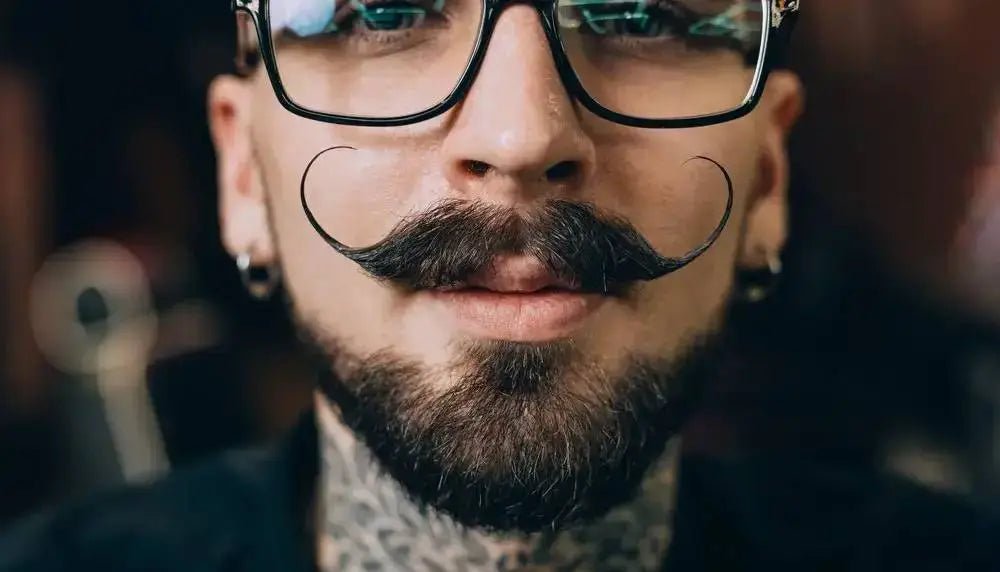 Comment Entretenir et Tailler Votre Moustache